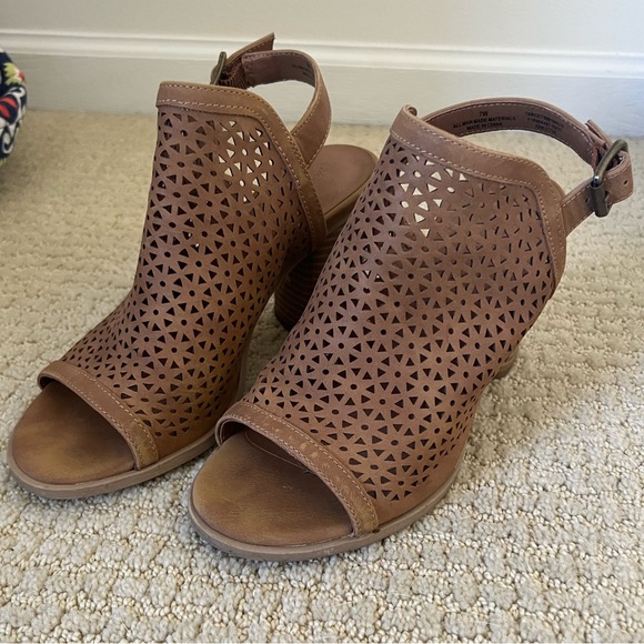 Universal Thread | Shoes | Universal Thread Brown Cutout Sandals | Poshmark